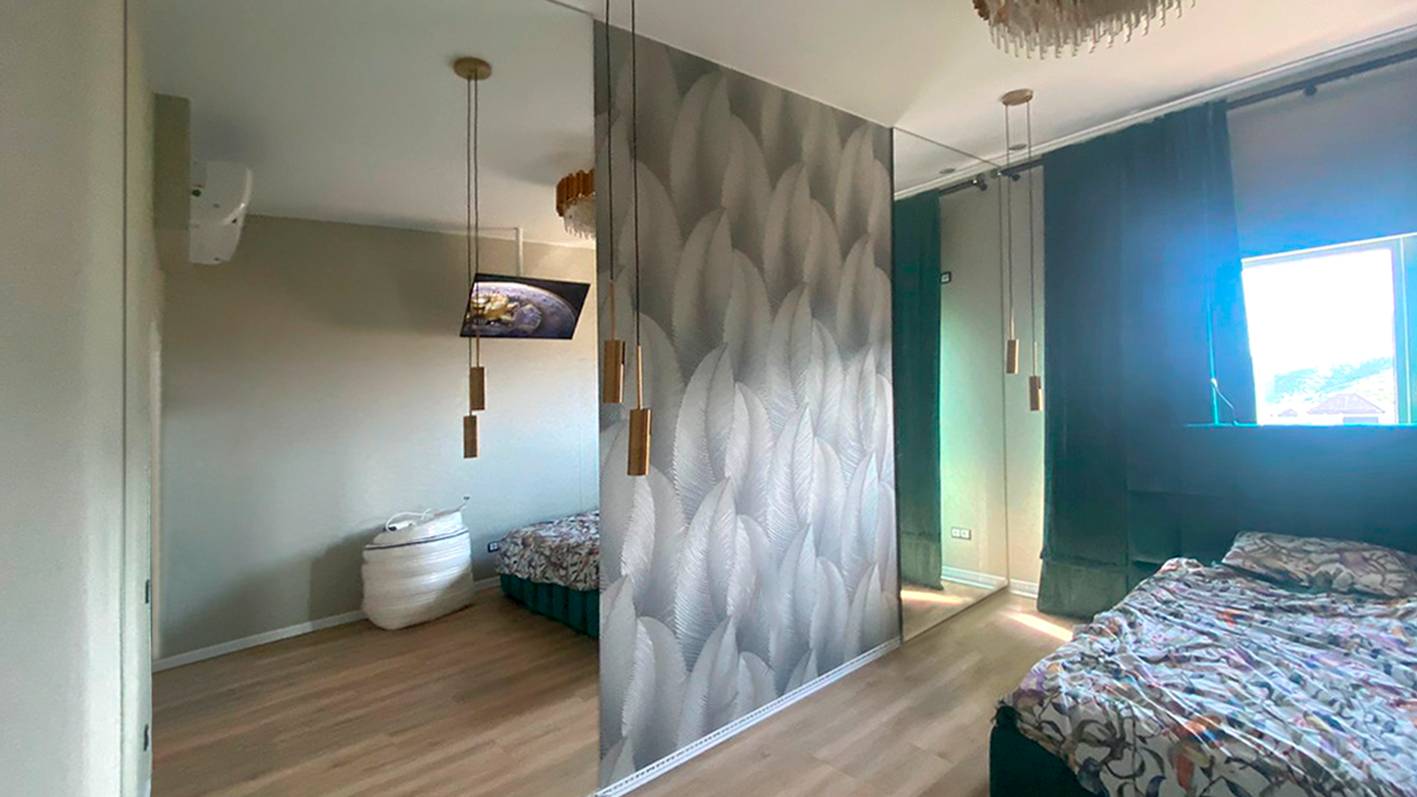 Зеркала на стену, а телевизор посередине