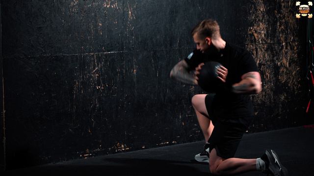 Броски мяча от плеча стоя лицом (На колене)