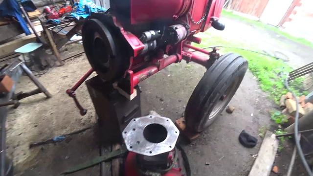 Разобрал на 4 части. Продолжения ремонта трактора т-25. Меняю корзину сцепления, разбираю промежутку