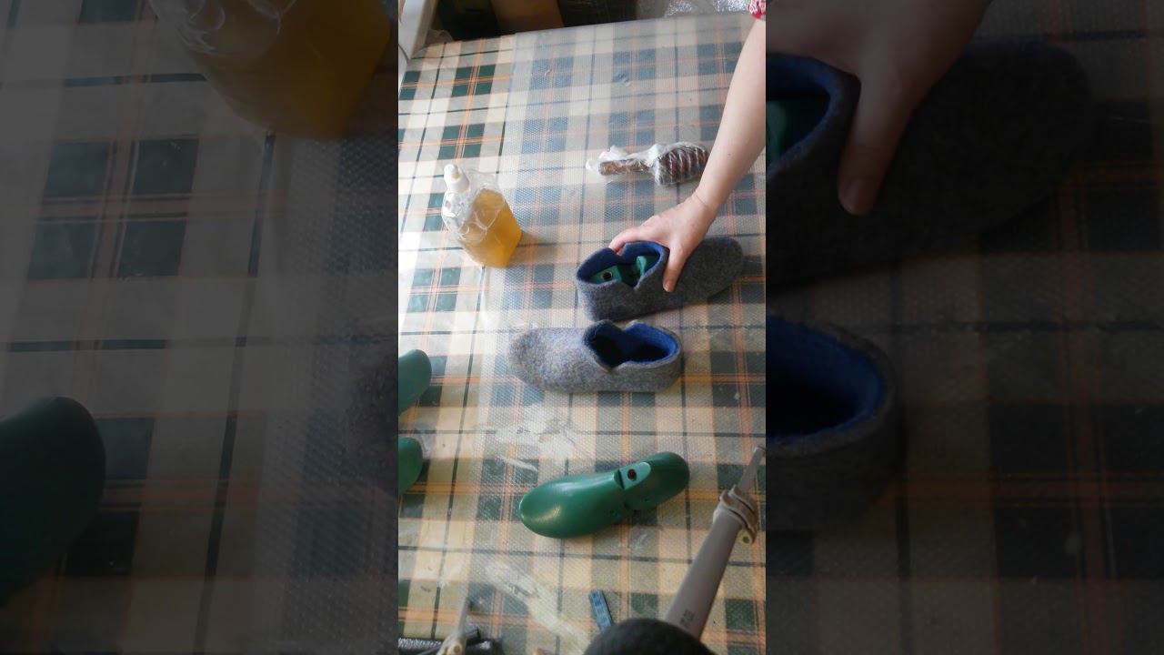 Продолжаю работу над валяными ботиками "Деревенские". Рассказываю про срезы на валяной обуви.