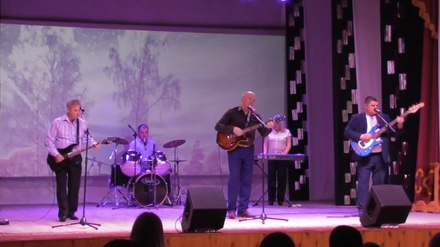 по белому снегу