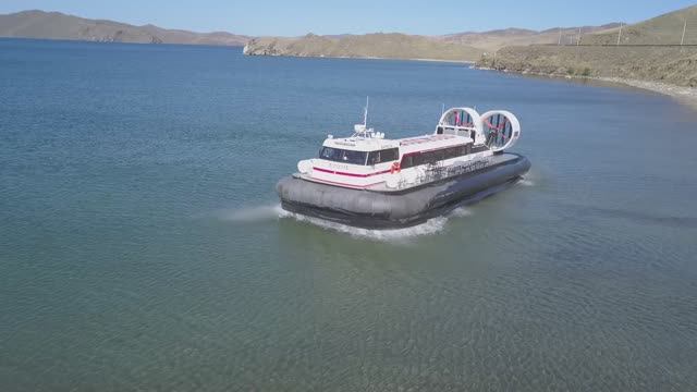 Воздушная подушка отходит от берега задним ходом. ПАРМА 44.