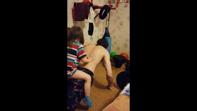 Отжимаюсь с Дочкой на спине #Shorts