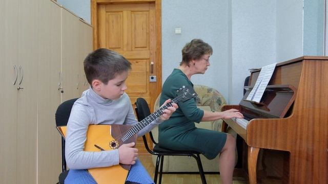 «Ливенская кадриль», Этюд-вальс «Славко Овсеник», Этюд «Утренняя пробежка» игра на балалайке