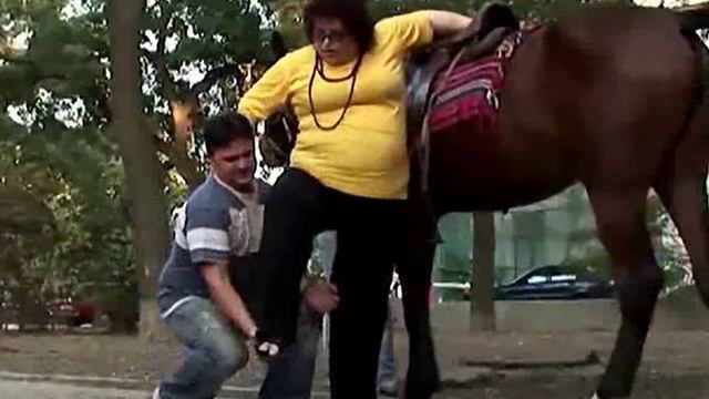 Подсадите толстушку на лошадь!