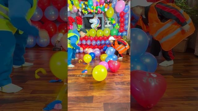 Лопаем воздушные шары #шар #дети #видеодлядетей