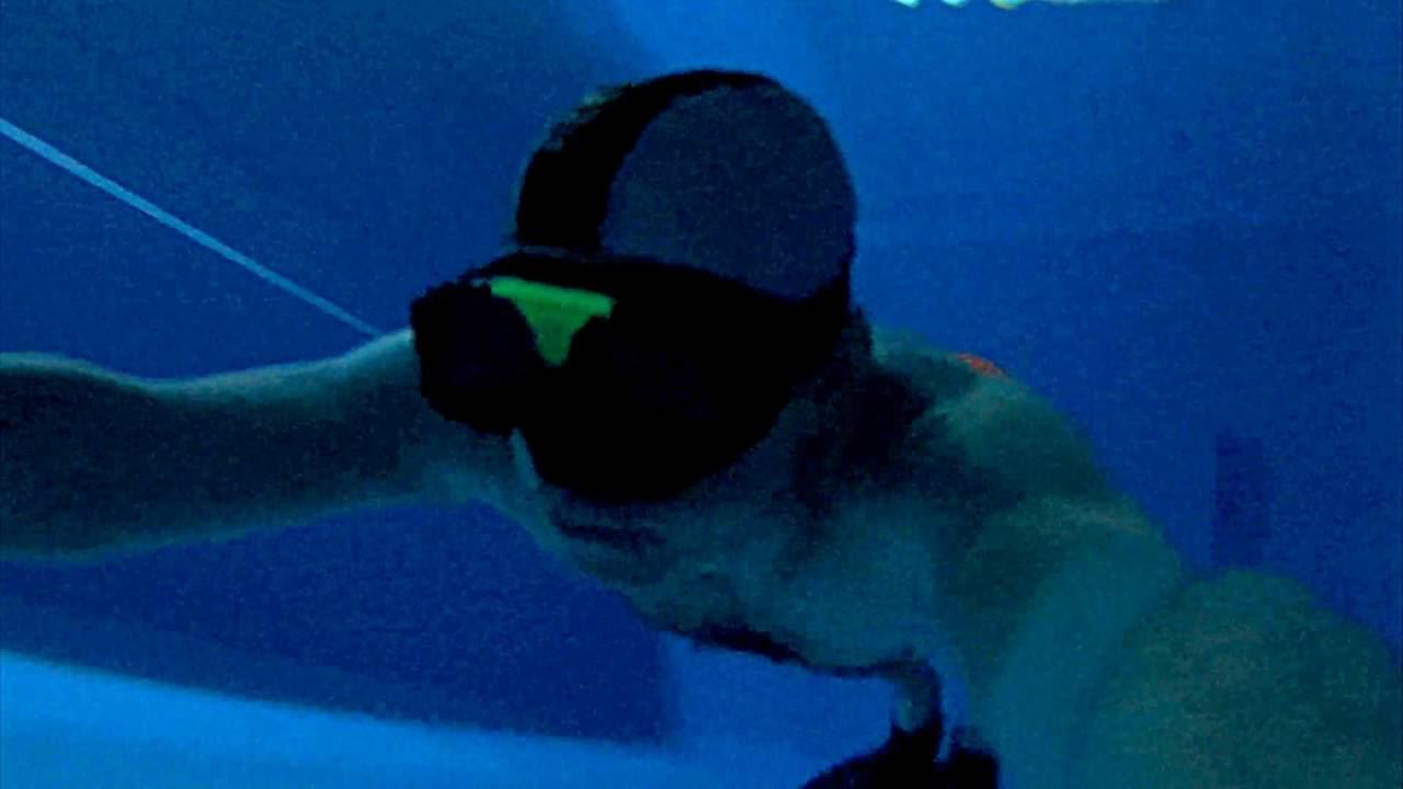 Monofin freediving training. Плавание в прыжковом бассейне.