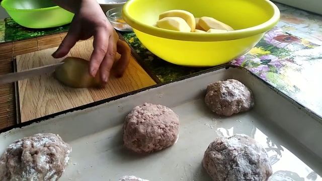 Фрикадельки с картошкой в духовке.