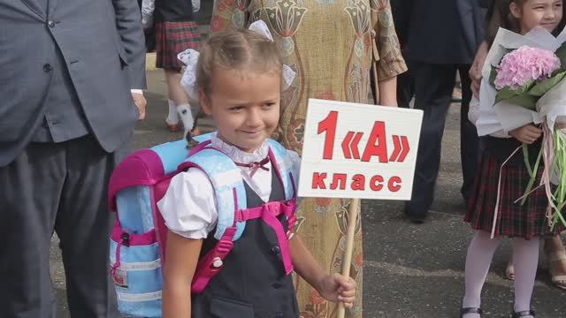 День Знаний Алиса идет в первый класс