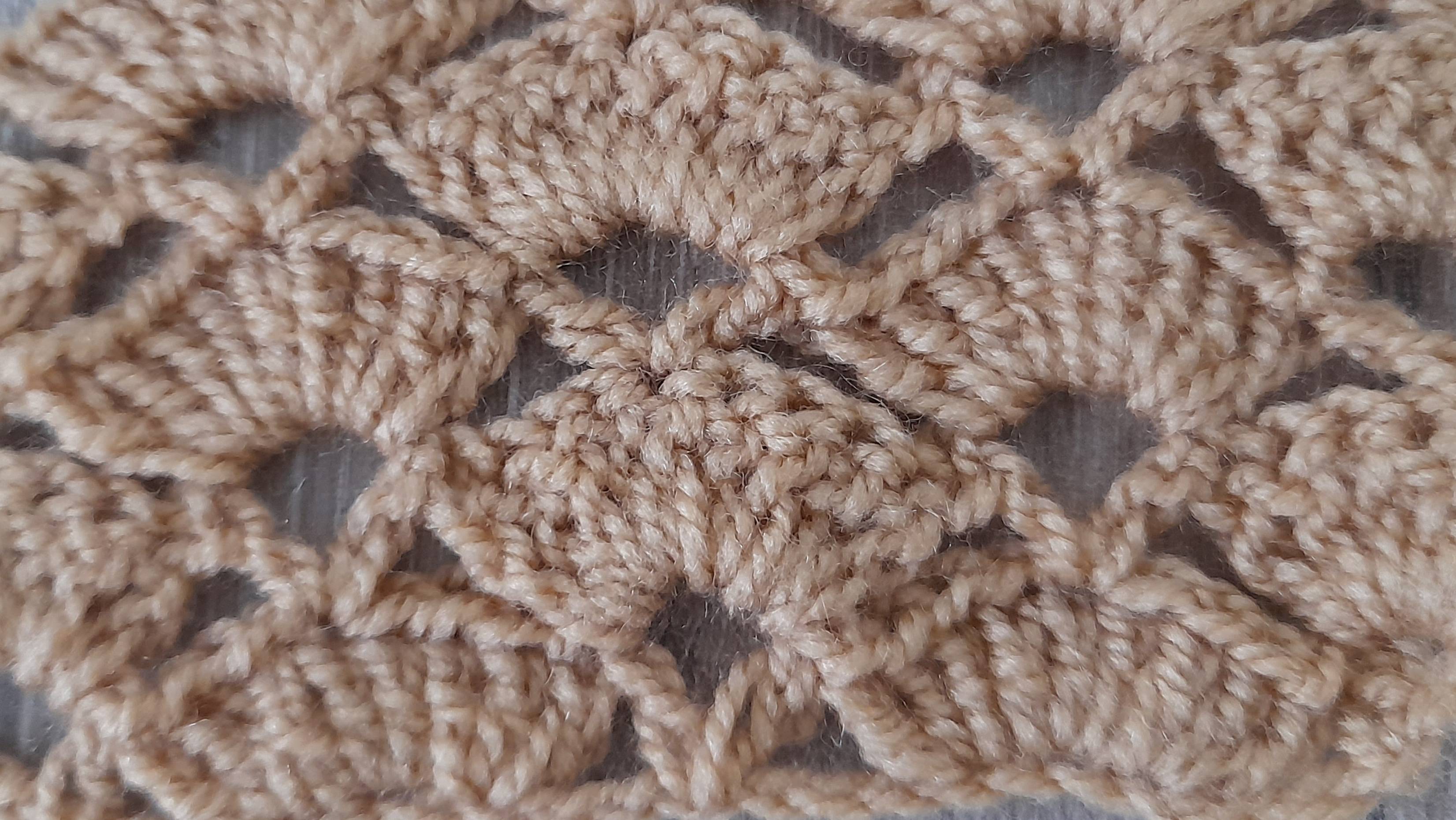 Оригинальный узор крючком из двух элементов