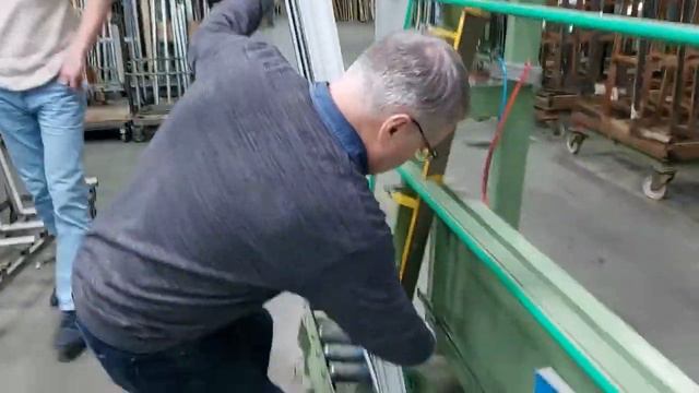 Вклейка стеклопакета в цеху компании Оконный континент