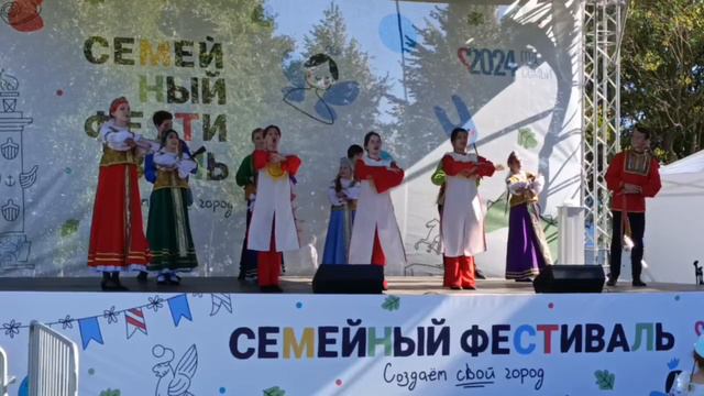 Возле речки; "Ложки деревенские".  Ансамбль нар. песни "Маков цвет", Ансамбль РНИ "Звонкие узоры"