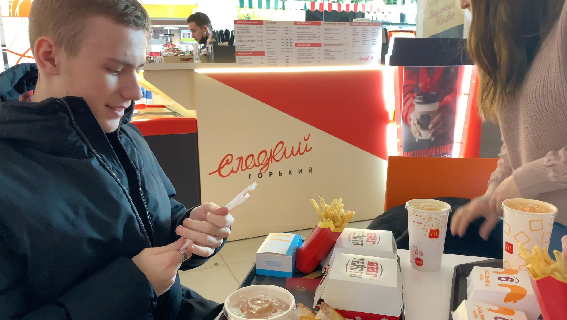 ДЕНЬ РОЖДЕНИЕ МИЛАНЫ В МАКДОНАЛЬТС КОТОРЫЙ ЗАКРЫВАЕТСЯ - ПИЦЦА ГАМБУРГЕР ФРИ .mp4