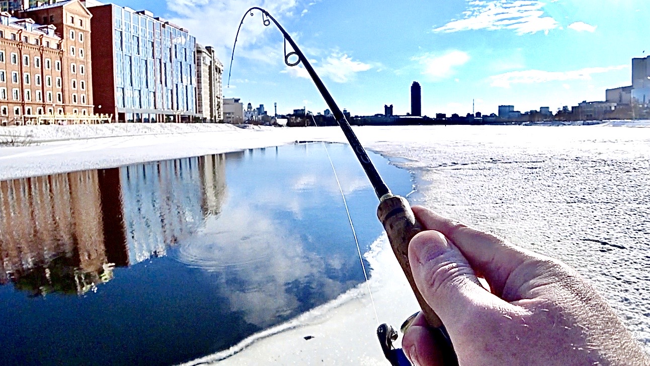 Открыл Спиннинговый Сезон 2022! Весенняя рыбалка на спиннинг в проталине со льда