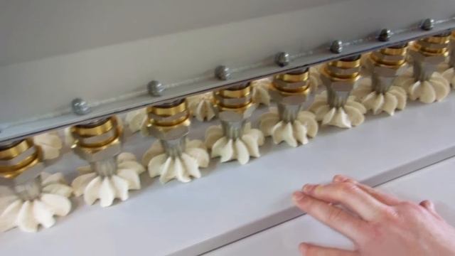 Отсаживаем печенье из песочного теста на отсадочной машине MB-1000.mkv