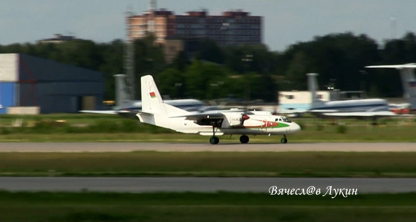 Гость из Беларусь Ан-26 EW-007DD Посадка, руление