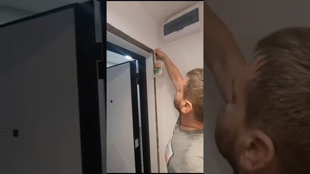 Стандартные доборы и наличники белого цвета с установкой на входную дверь