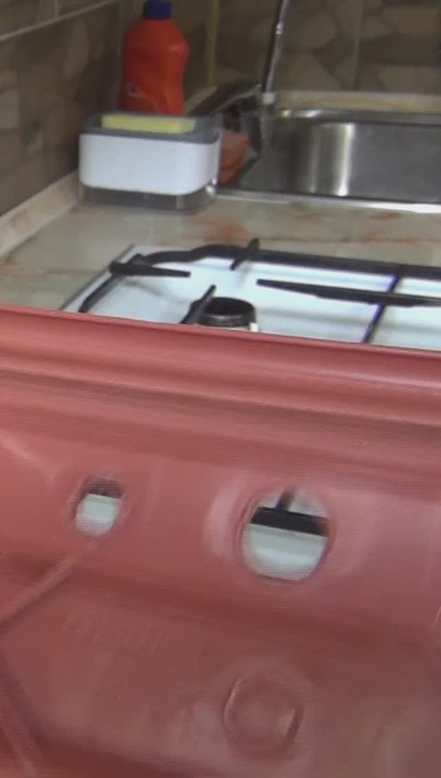 Как сделать отверстия в пластиковых предметах в домашних условиях быстро и легко #shorts