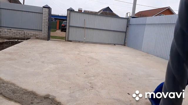 Готовлю место под баклажаны. Покраска столбиков..mp4