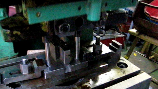 штамп для пробивки паза в прямоугольной трубе