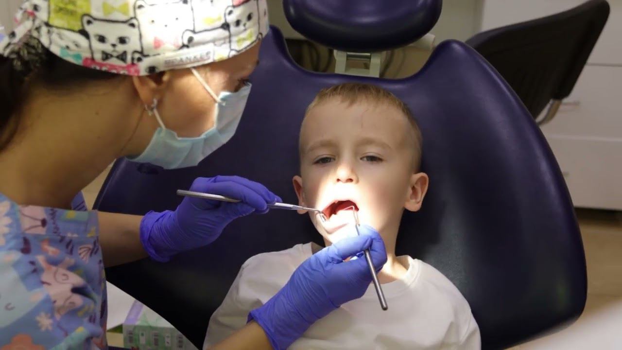 Если молочные зубы сильно разрушены, можно ли ставить коронки?