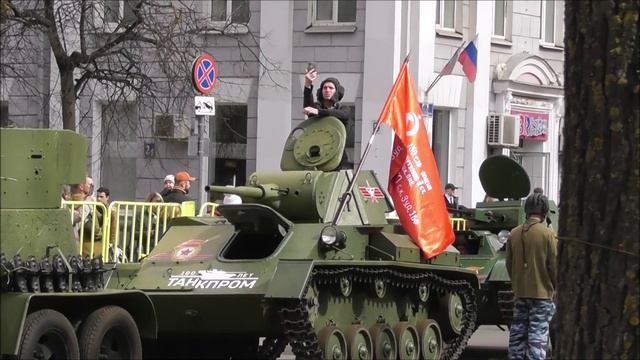 селфи танкиста со своим танком Т-70 на параде, фотосессия с танком