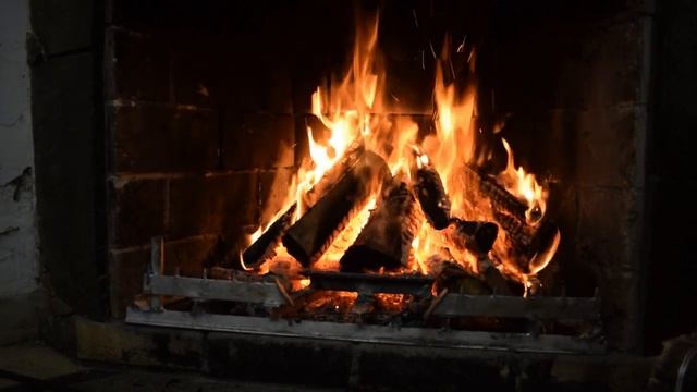 Успокаивающий камин с потрескивающим огнем.