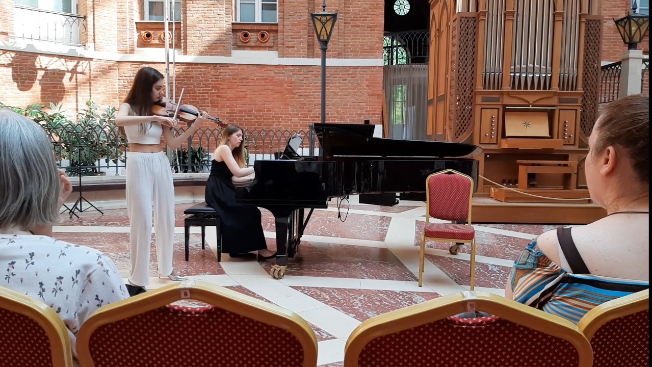 Круто играет в Атриуме Царицына...