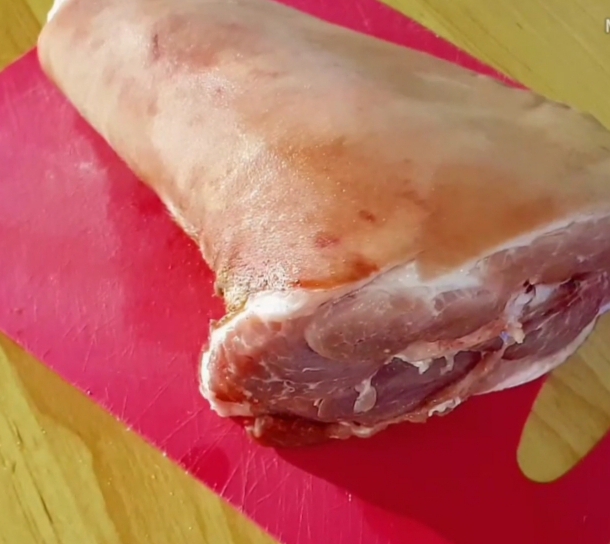 Мясной рулет из свиной рульки бюджетный вариант очень вкусно и просто.mp4