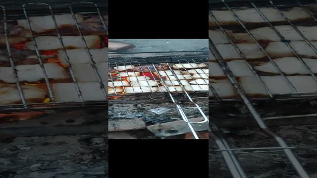 Разогреваю на костре так как это очень вкусно