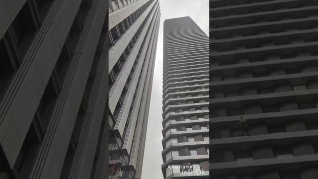 Спуск по веревке в сильный ветер.