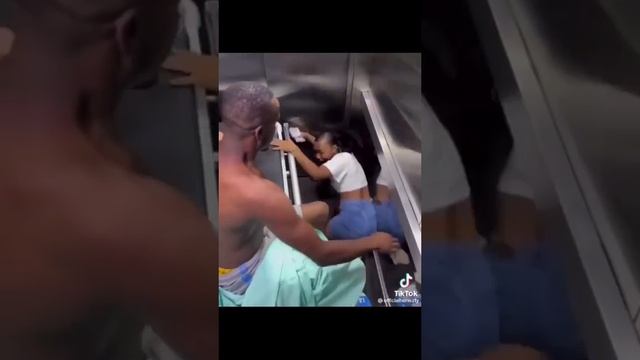 Розыгрыш в лифте)