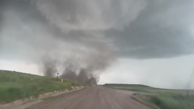 Внутри чудовищного торнадо к югу от Бушнелла, штат Небраска