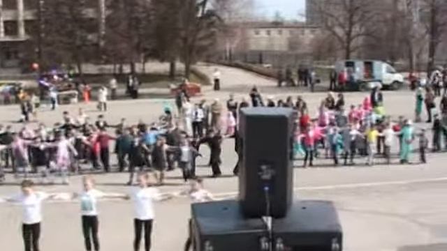 На центральной площади Кузнецка прошла акция 'День танца'. Апрель 2011 год.