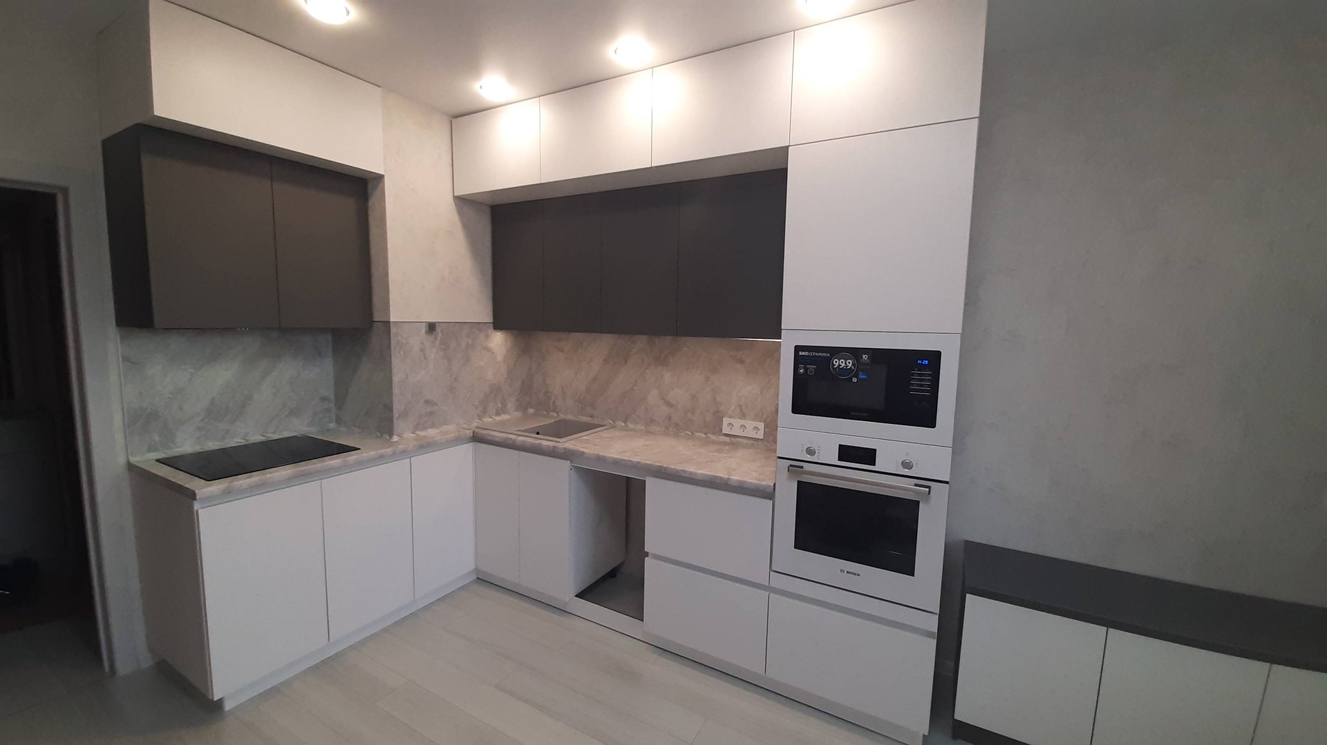 Одна из наших кухонь,спроектированная в базис салоне.