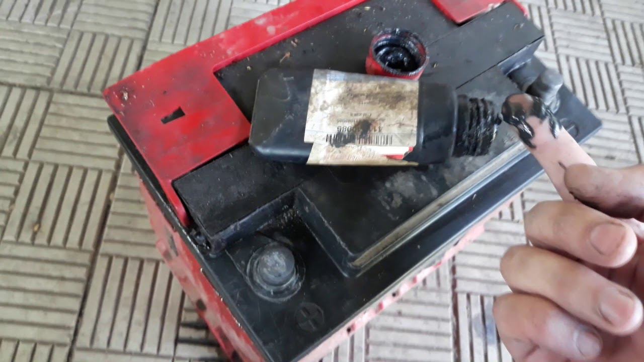 Быстрая очистка окислившиеся клеммы аккумулятора