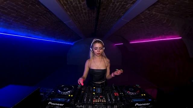 Bella Kri - Live Mellodic Techno & Progressive House.mp4