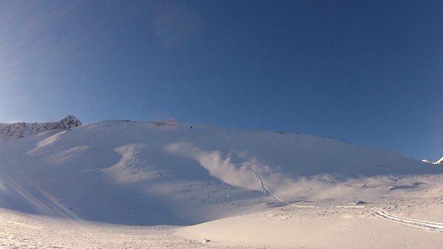 Республика Алтай.  Газу-газу.  Снежная небольшая лавина - опасное явление в горах, 2015г.