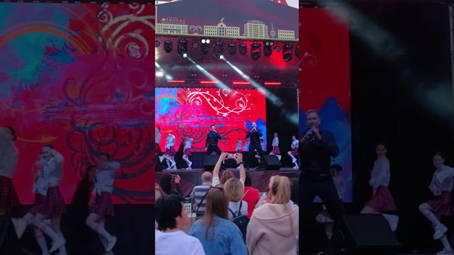 Танцуют все!