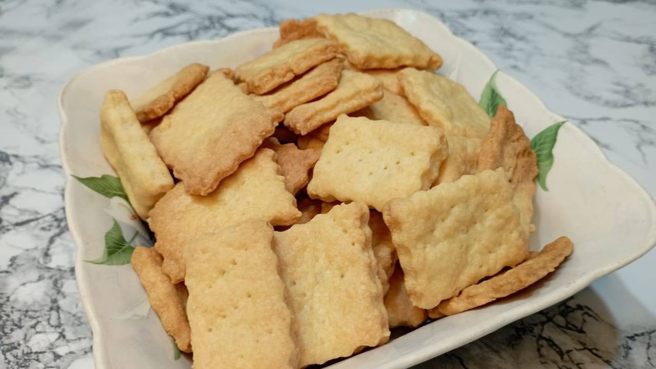 Крекеры или печенье с сыром