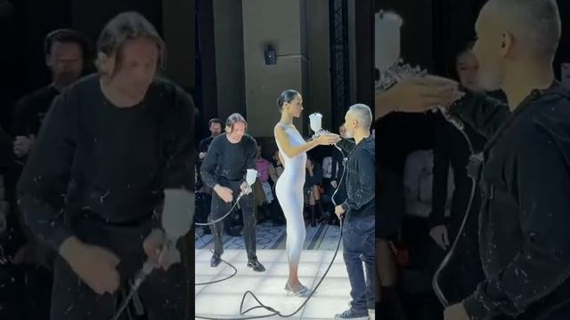 Во Франции показали жидкое платье