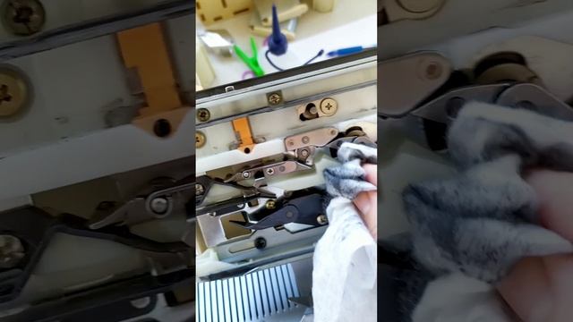 Уход за вязальной машиной: как протираю и смазываю игольницы и каретки...
