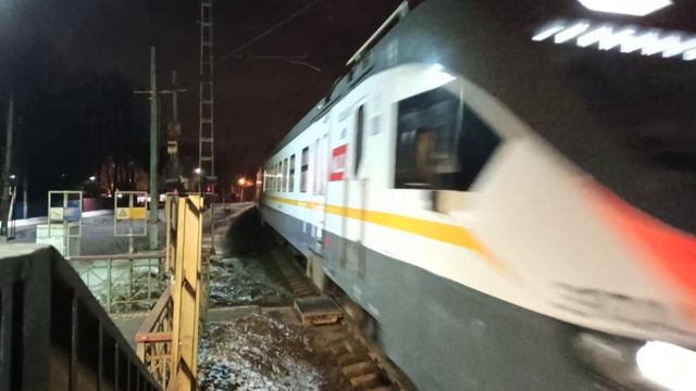 Электропоезд ЭП2д на высокой скорости прибывает на станцию МЦД Водники