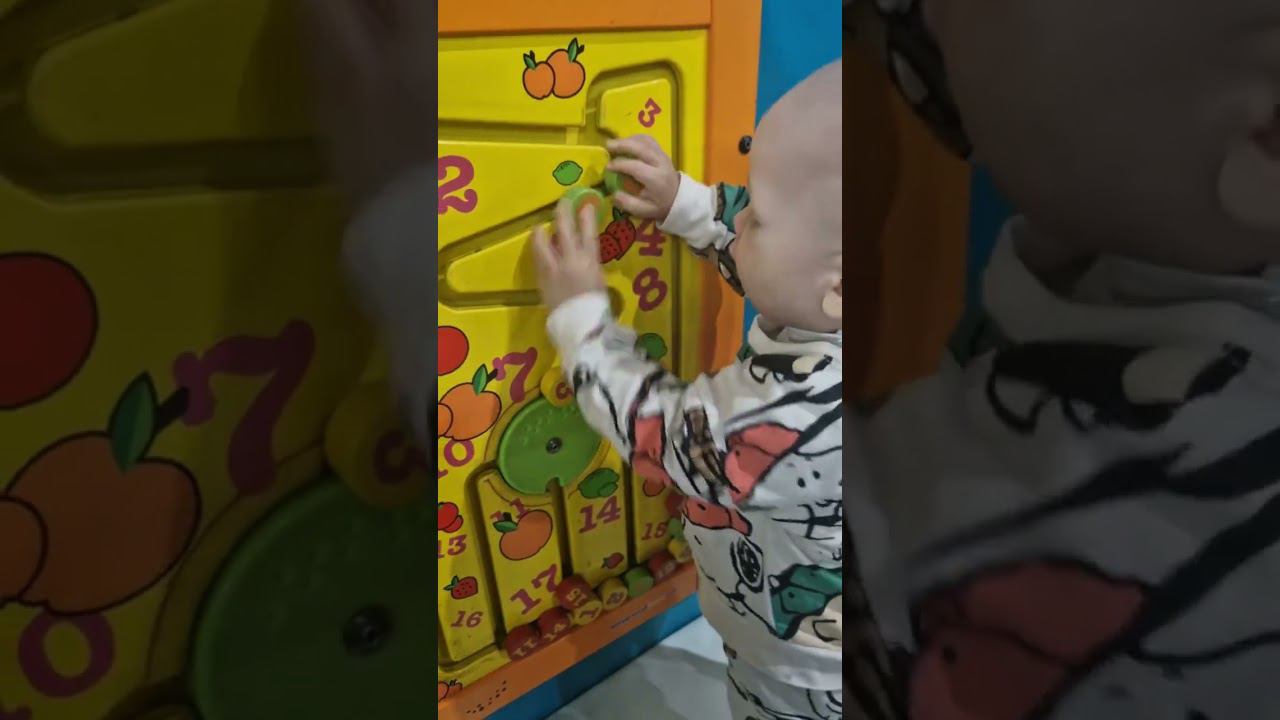 Арсюша в первый раз на детской площадке 4