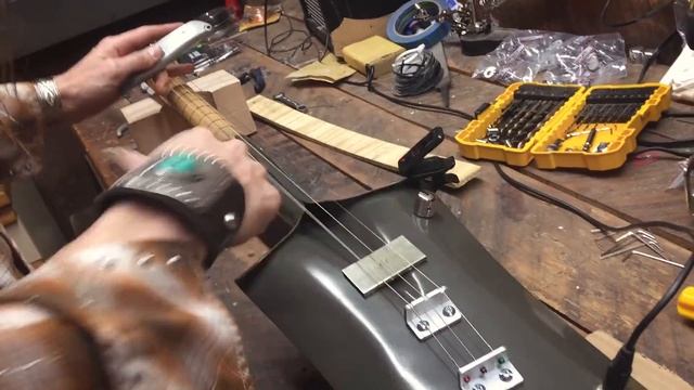 _“Voodoo Child_“ on the 3-String Shovel ¦ Box Cutter Slide Guitar