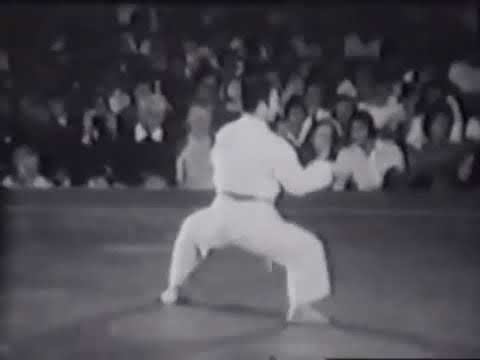 Morio Higaonna Sensei en los años 70s2