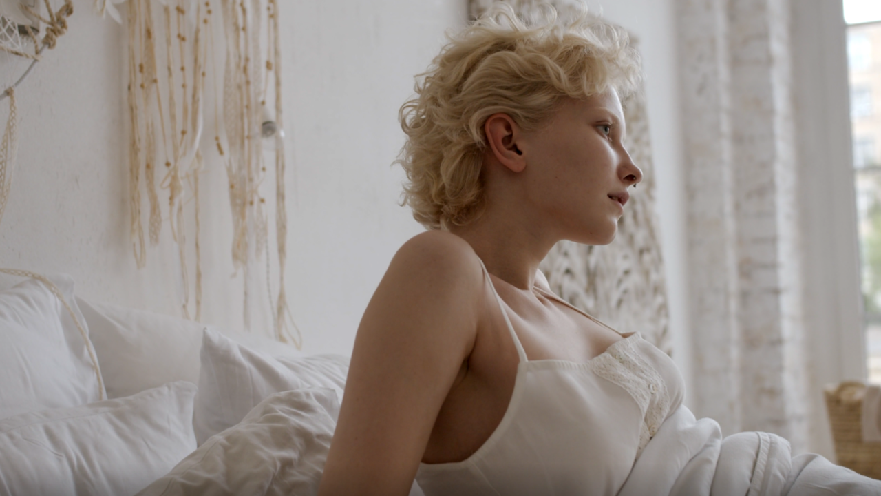 БЛОНДИНКА ПРОСЫПАЕТСЯ!.mp4