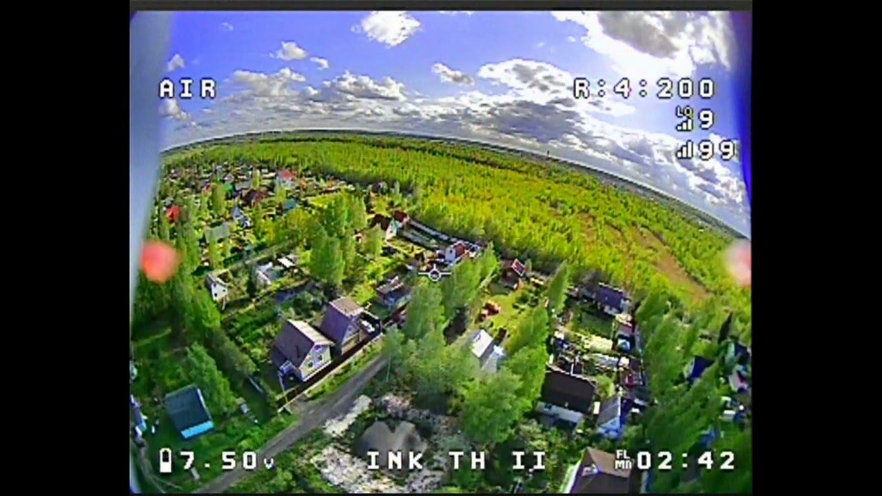 Emax Tinyhawk 2 Freestyle крутит сальтуху над пожарным водоемом.