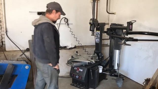 Обзор + отзыв о STORM A26. Автоматический шиномонтажный станок СТОРМ A26. Две скорости.