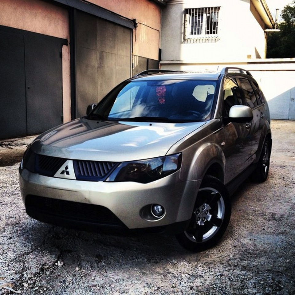 аутлендер xl,меняю натяжитель и ремень генератора.